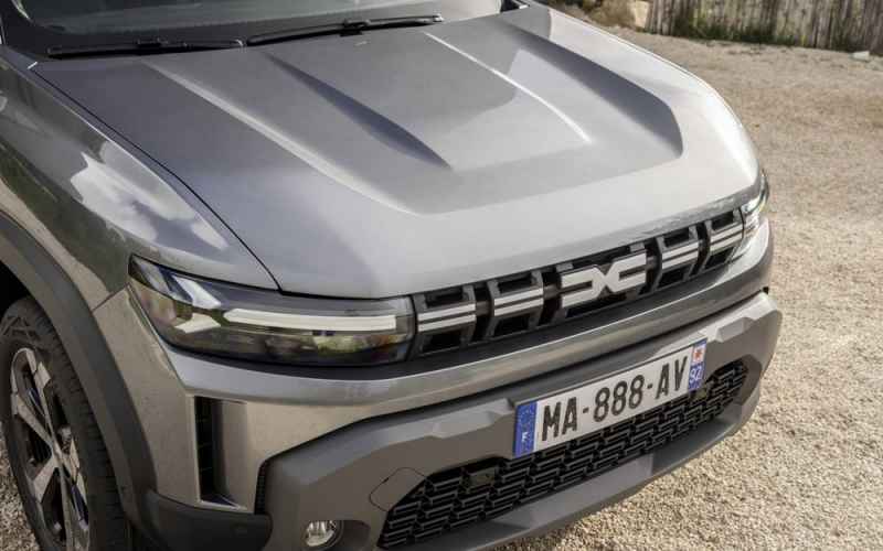 Dacia Duster 2024: Nuovo Design, Interni e Motori Ibridi